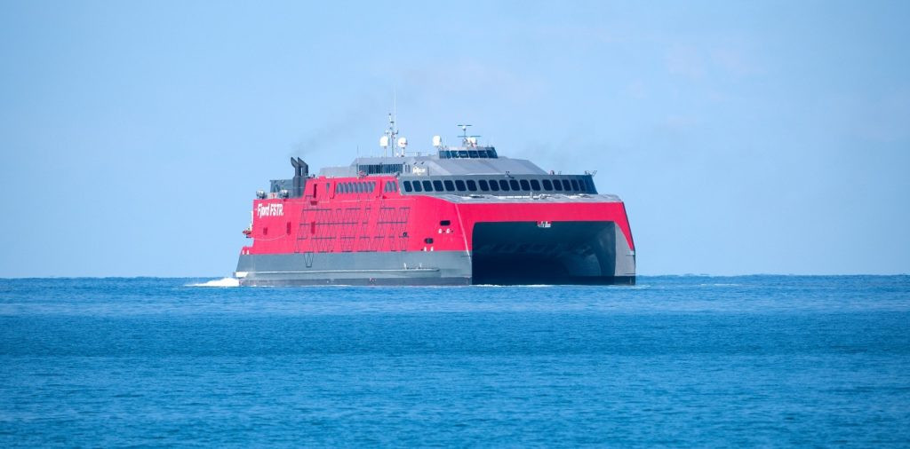 Marte Olsbu Røiseland døper Fjord FSTR – Dfly