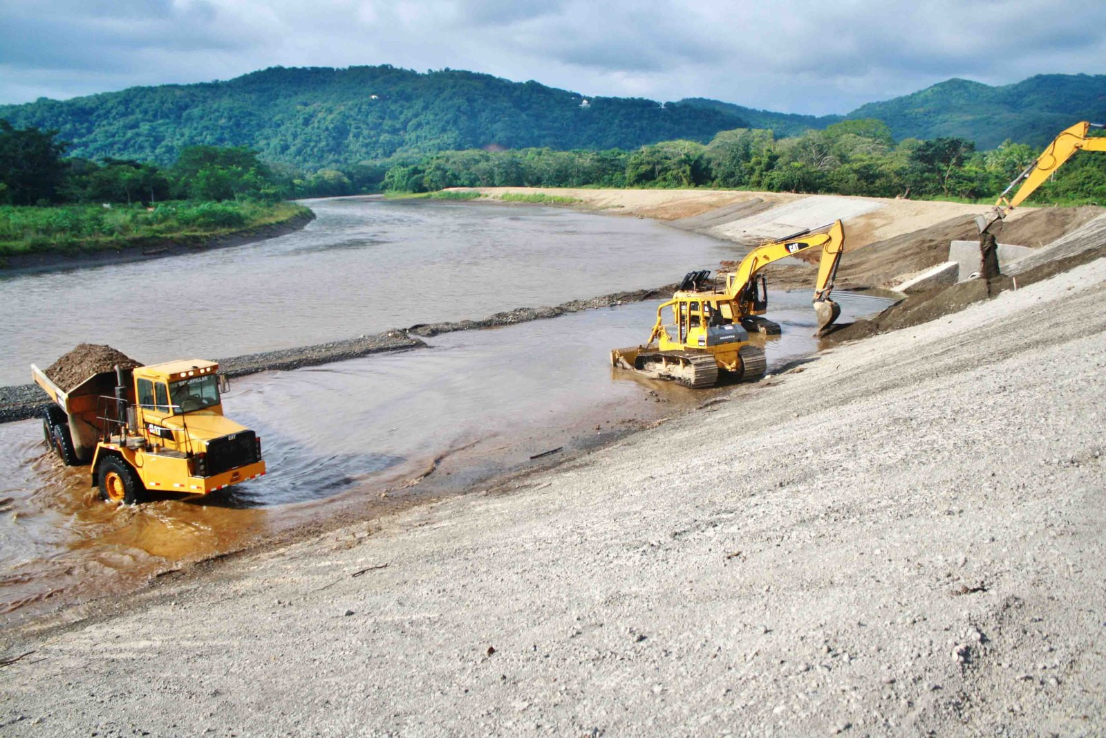 Dragado del Rio Nosara esta en etapa avanzada