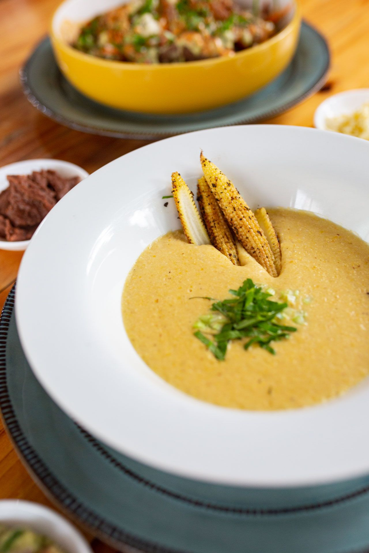 Dos recetas, una semilla: Nachos de maíz morado y crema de elote